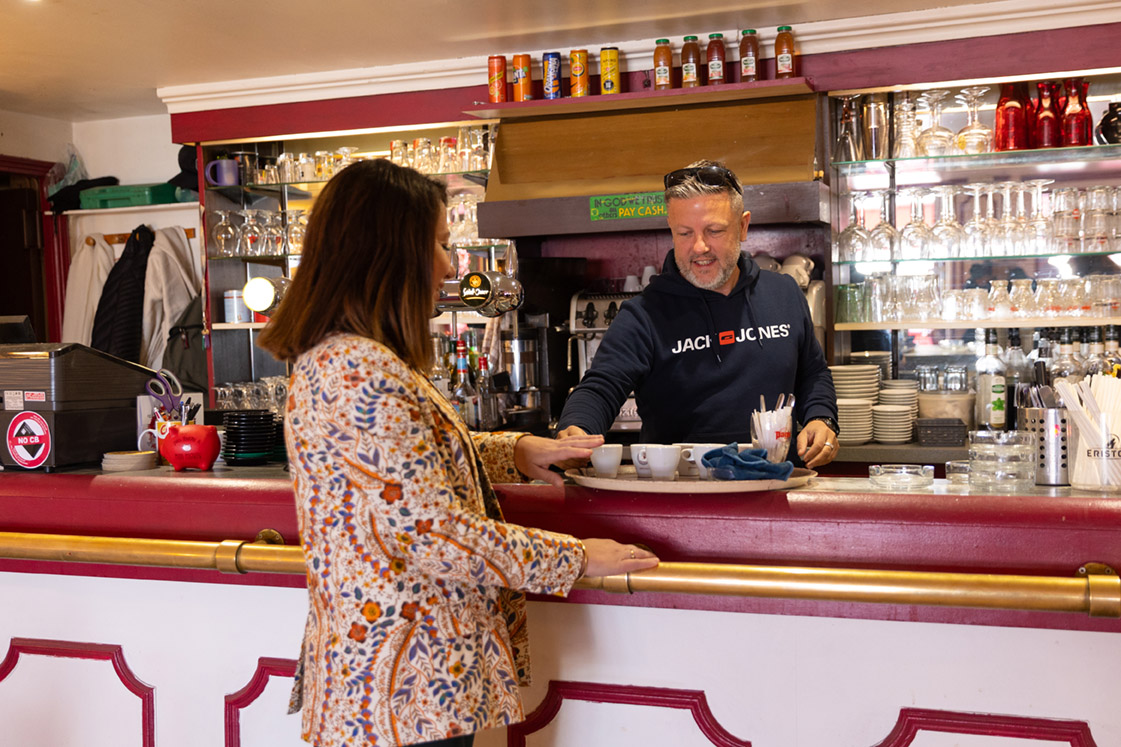 Le Lion Rouge, un havre de convivialité au cœur du port Santa Lucia ...