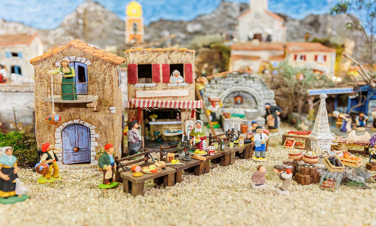 Plus de 500 santons composent la crèche provençale du centre culturel ...