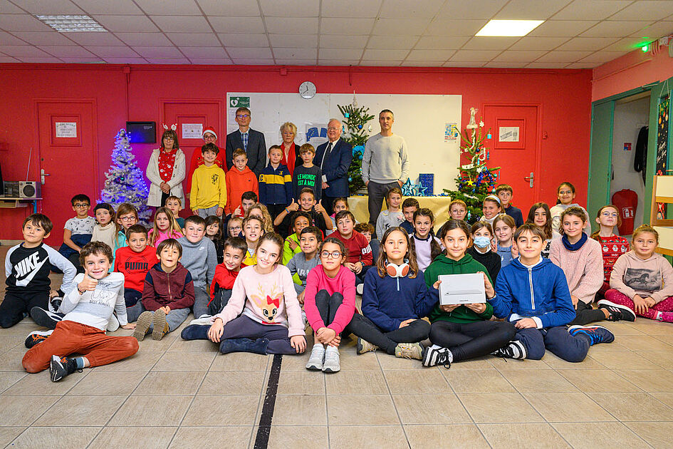 Le Lions Club distribue des tablettes numériques à des élèves ...