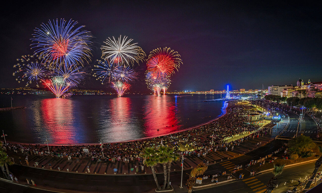 Feu d’artifice du 14 juillet : la baie de Saint-Raphaël-Fréjus a brillé de mille feux - Ville de ...
