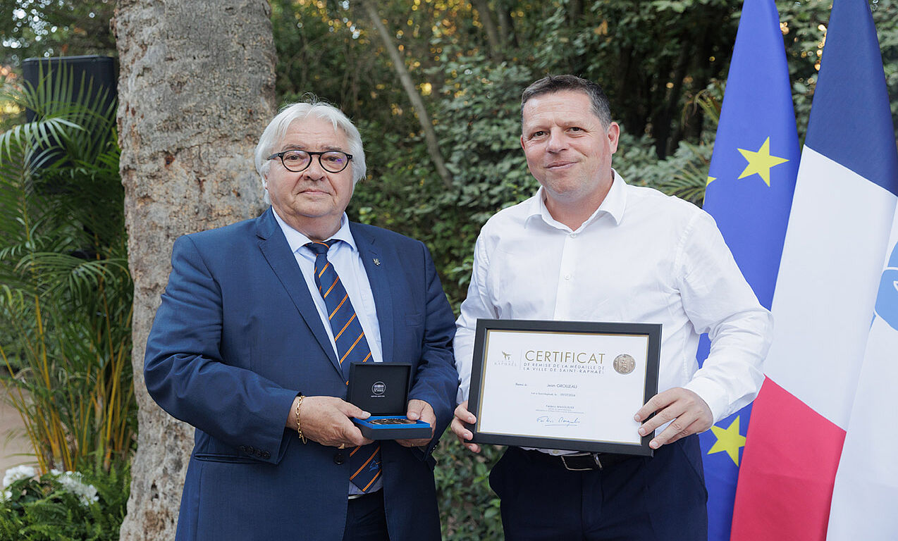Frédéric Masquelier décerne la Médaille de la Ville à Jean Grolleau ...
