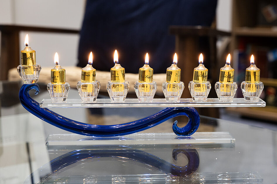 Hanoucca : une menorah remise au Maire par le rabbin Meïr Altabé ...