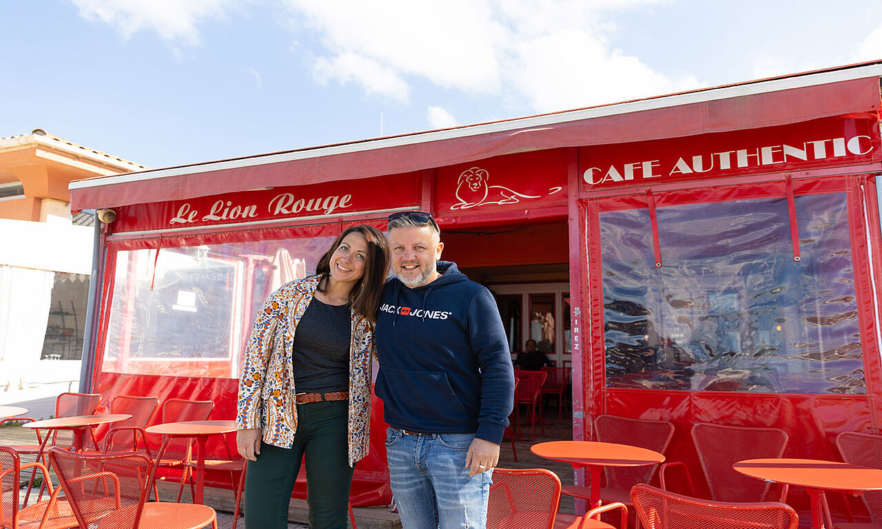 Le Lion Rouge, un havre de convivialité au cœur du port Santa Lucia ...