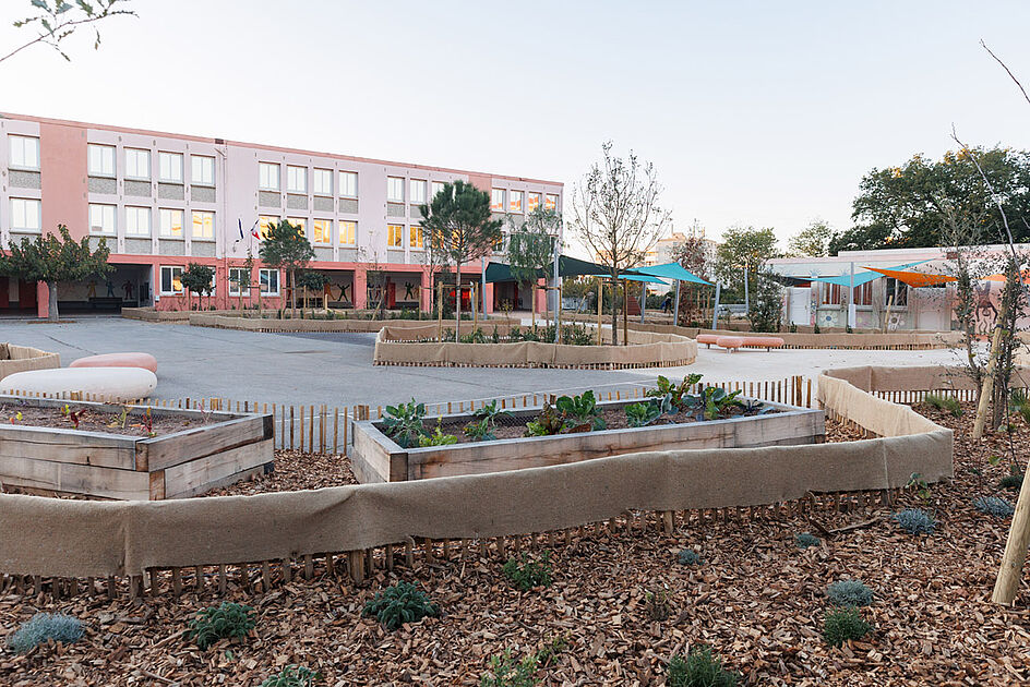Les cours d’écoles de Monge Roustan et du Petit Défends végétalisées ...